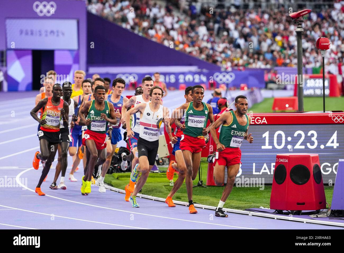 Group of runners during the Men's 5000m Final of Athletics at Stade de ...