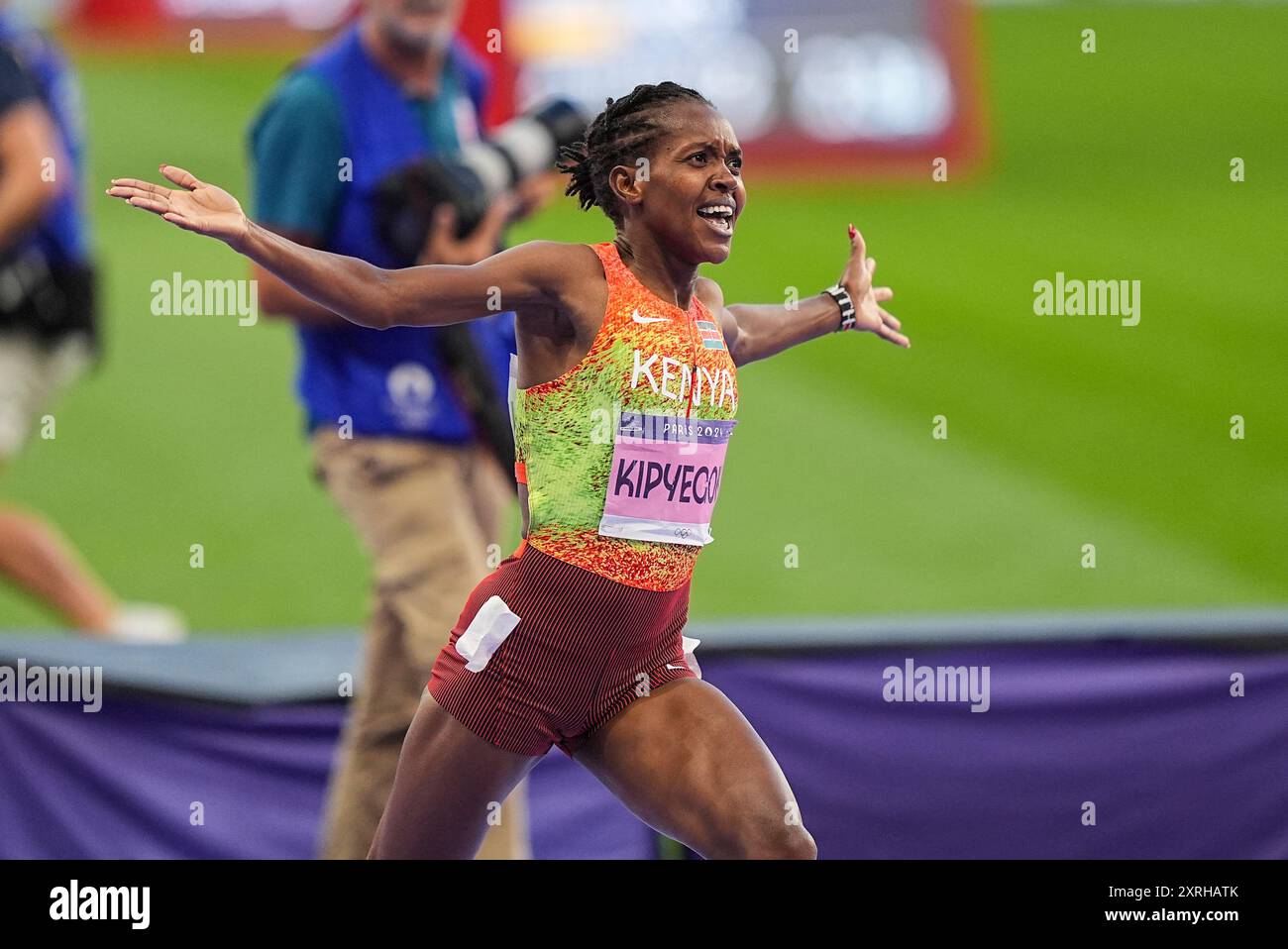 Faith Kipyegon of Kenya celebrate the gold medal during Women's 1500m ...