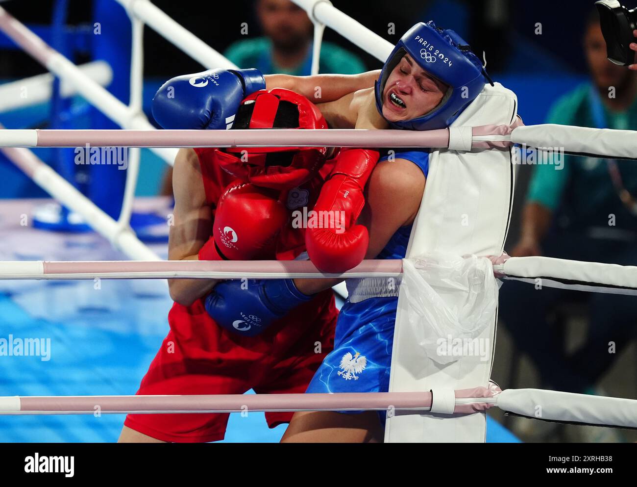 Lin Yu Ting of Chinese Taipei (left) and Poland's Julia Szeremeta ...