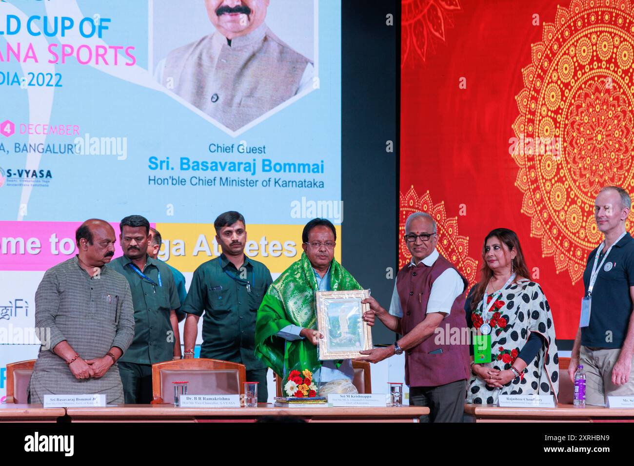 Dr. B R Ramakrishna, Vice-Chancellor, S-VYASA giving token of appreciation to Shri. M Krishnappa ...