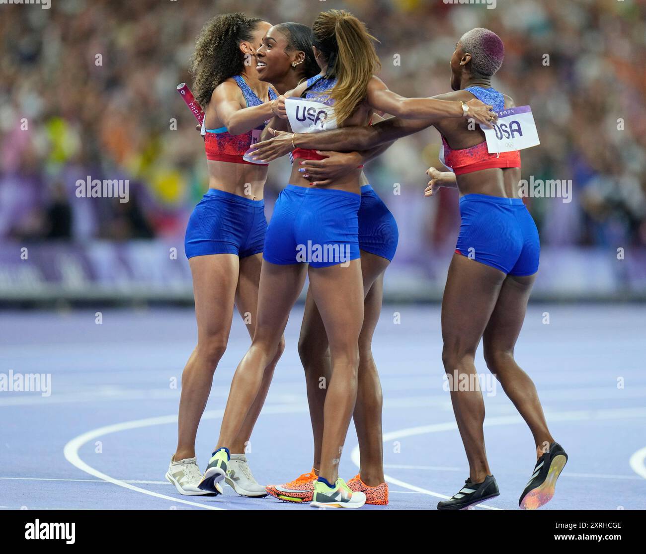 Paris, France. 10th Aug, 2024. Team USA celebrates after winning the ...