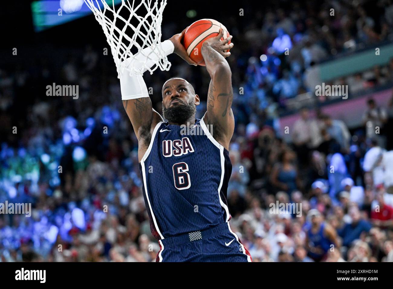 Lebron james dunking hi-res stock photography and images - Alamy