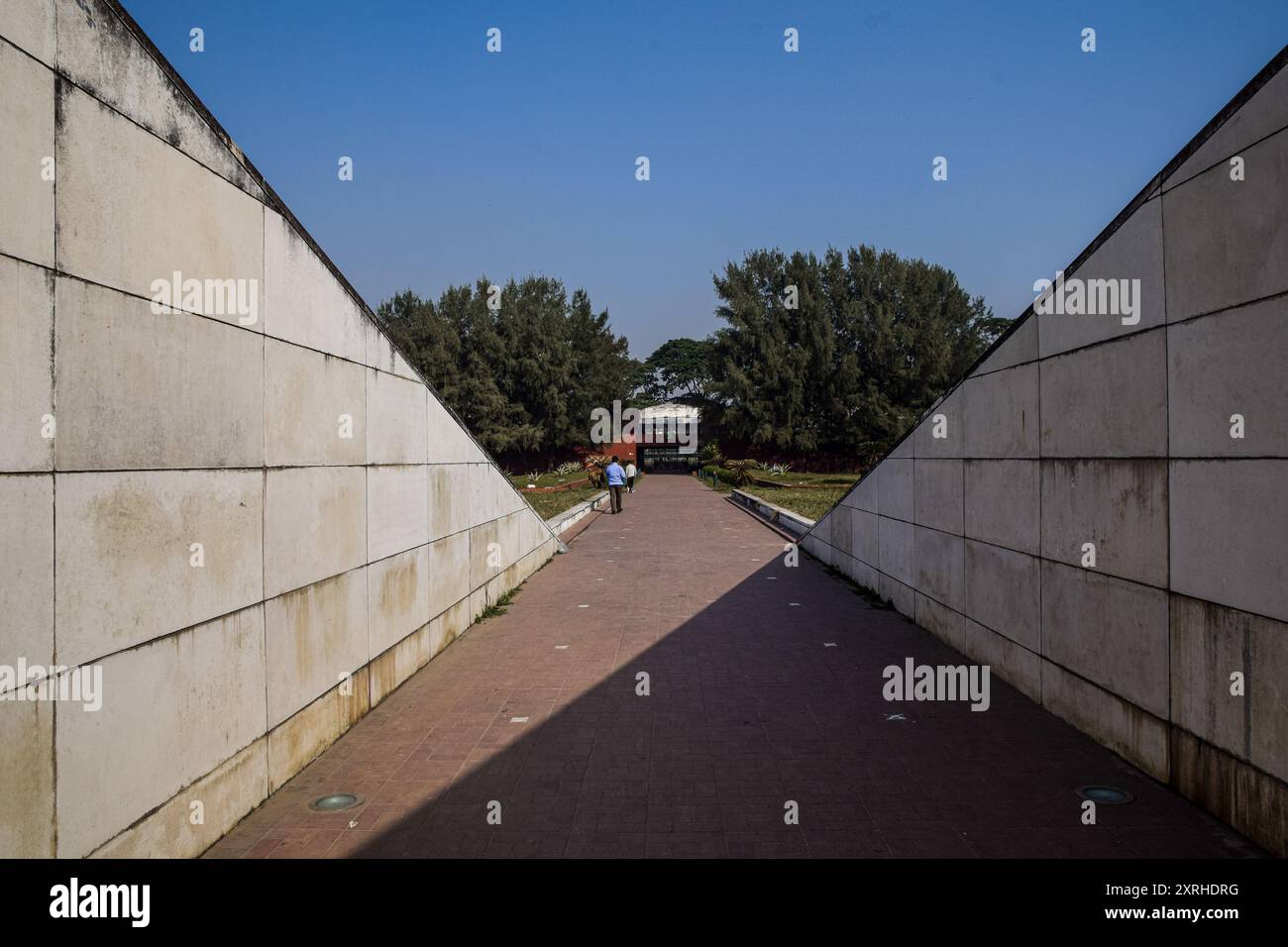 Dhaka crescent lake park bridge hi-res stock photography and images - Alamy
