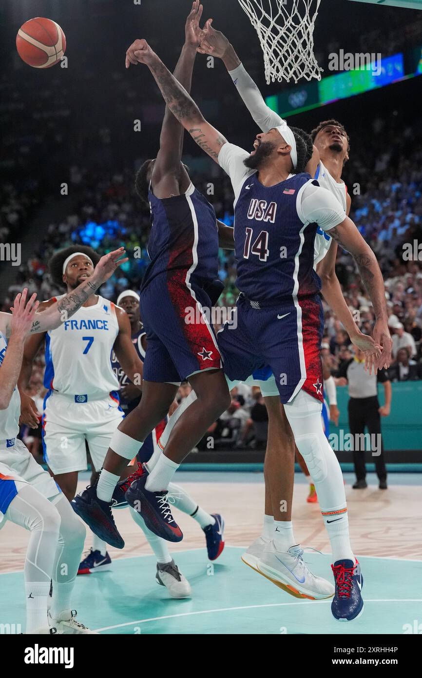 Paris, France. 10th Aug, 2024. Anthony Davis of the USA (14) and Victor ...