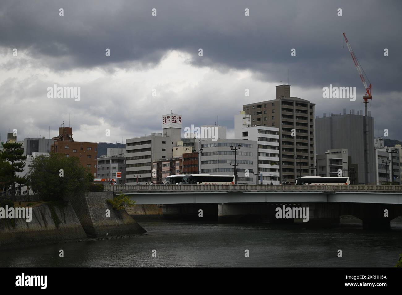 Landscape with scenic view of Motoyasu river and the Hiroshima Peace ...