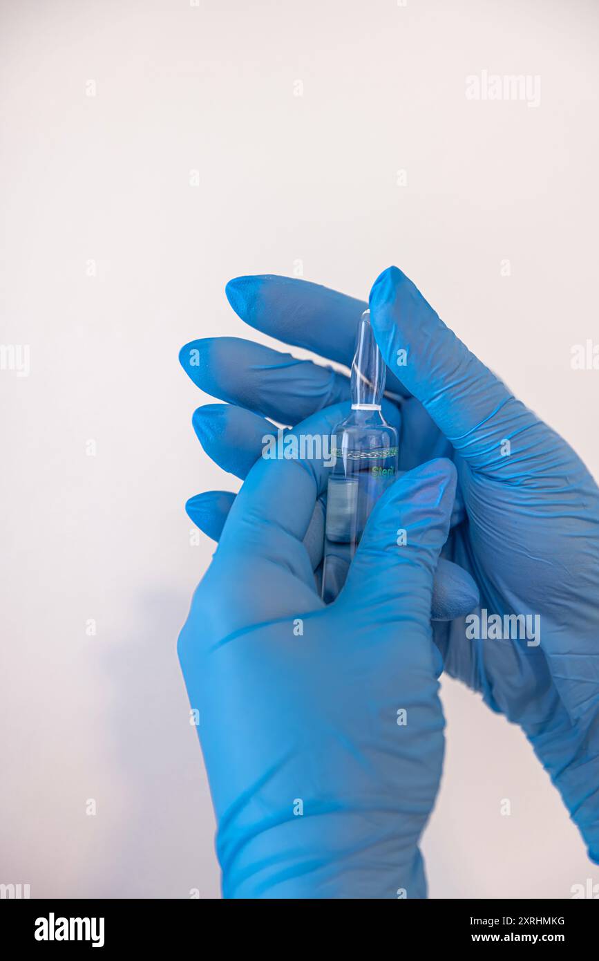 Female doctor preparing inject hi-res stock photography and images - Alamy