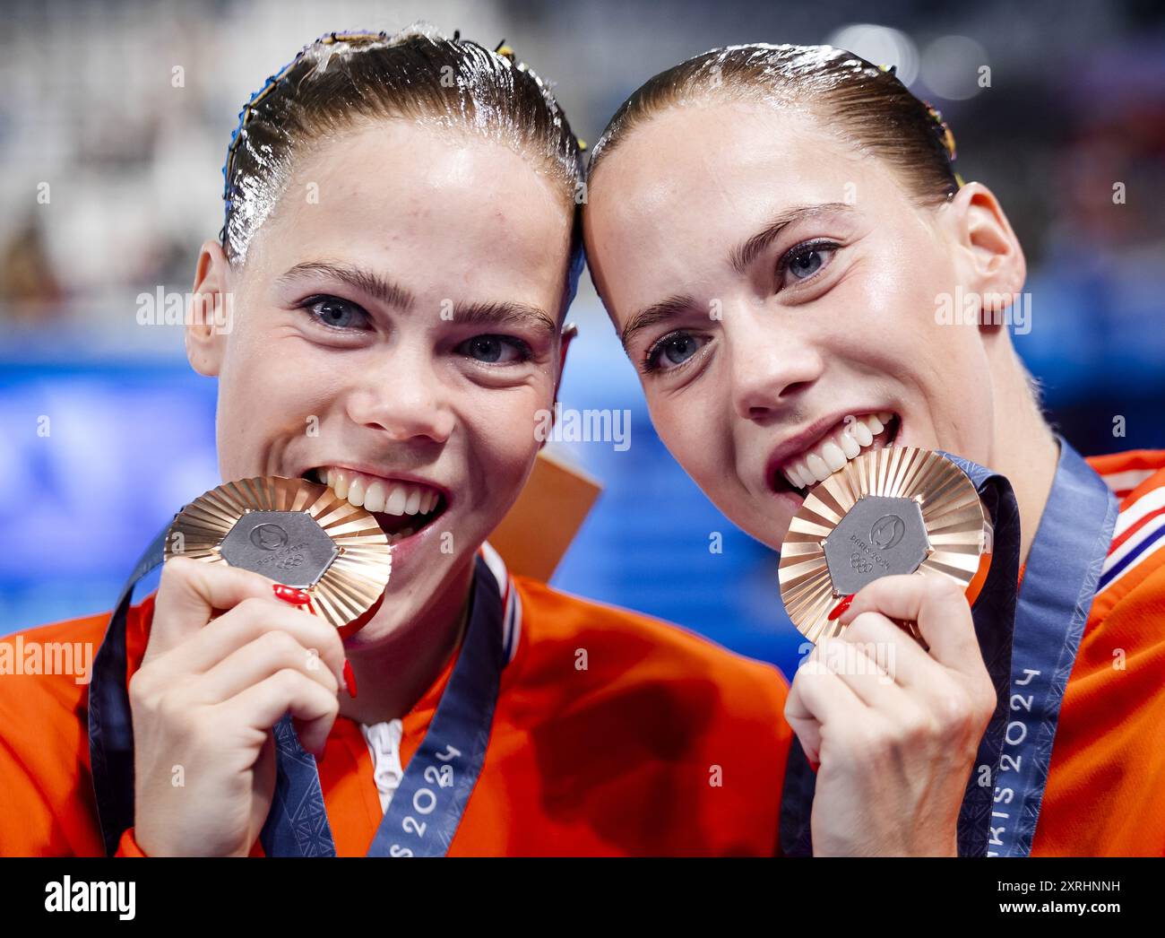 paris-noortje-and-bregje-de-brouwer-with-their-bronze-medal-during