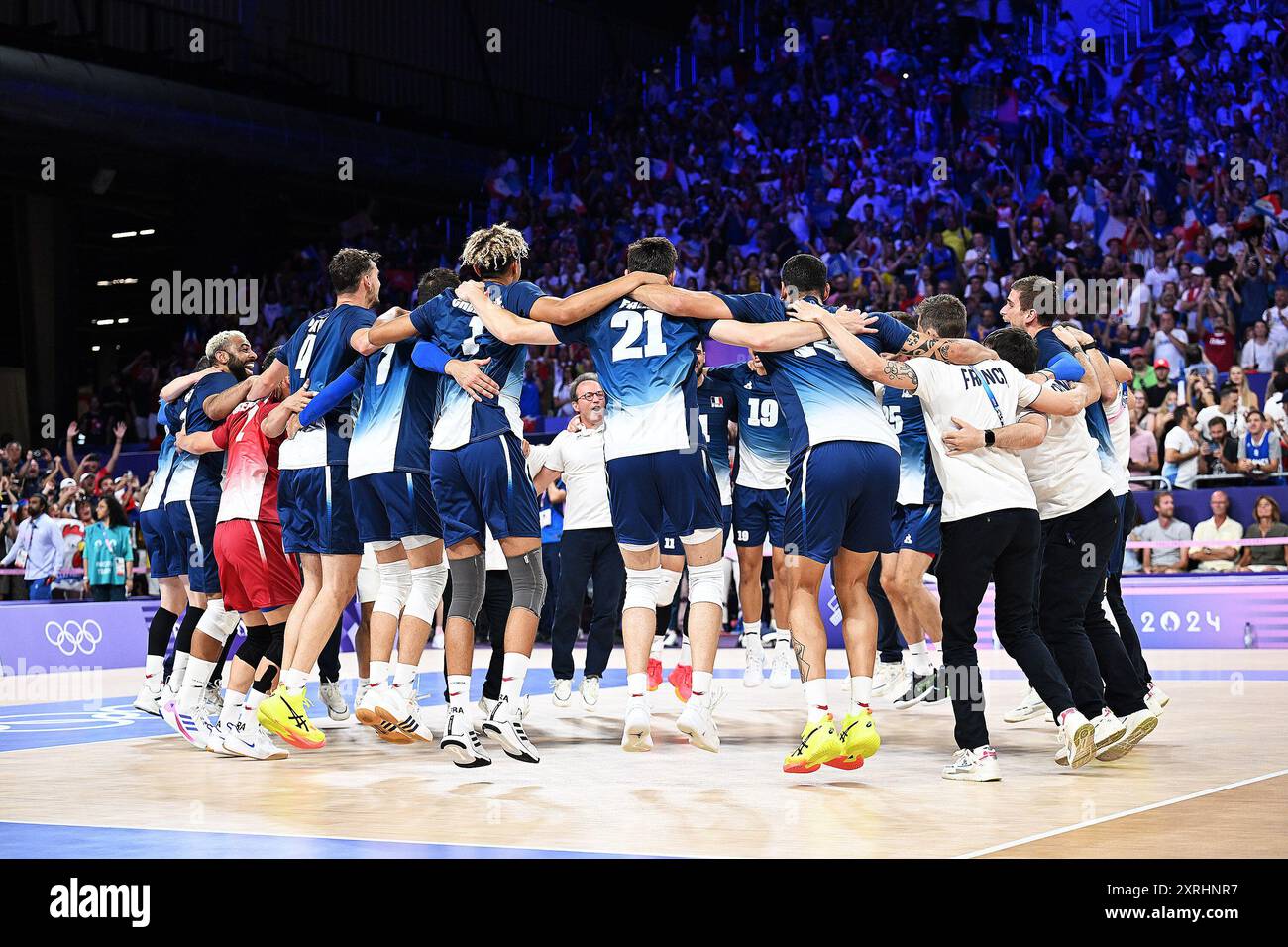 Paris, France. 10th Aug, 2024. Team France celebrate after volleyball ...