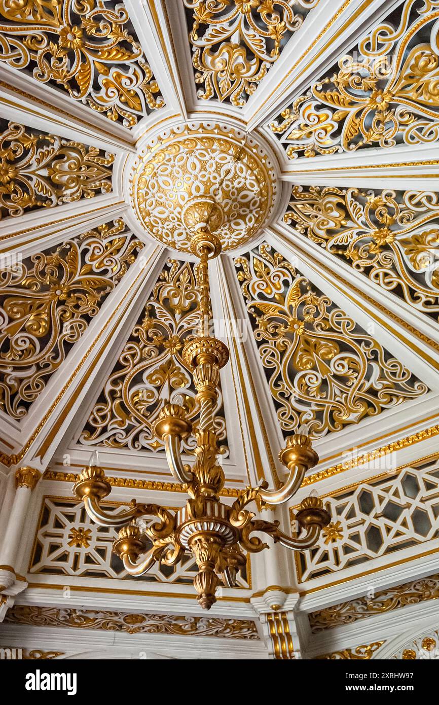 Golden octagonal room hi-res stock photography and images - Alamy