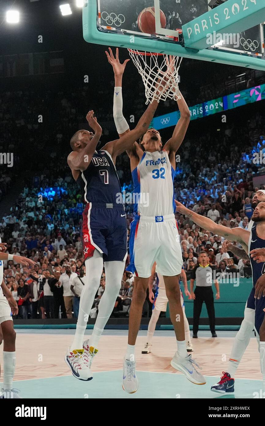 Paris, France. 10th Aug, 2024. Victor Wembanyama of France (32) goes up ...