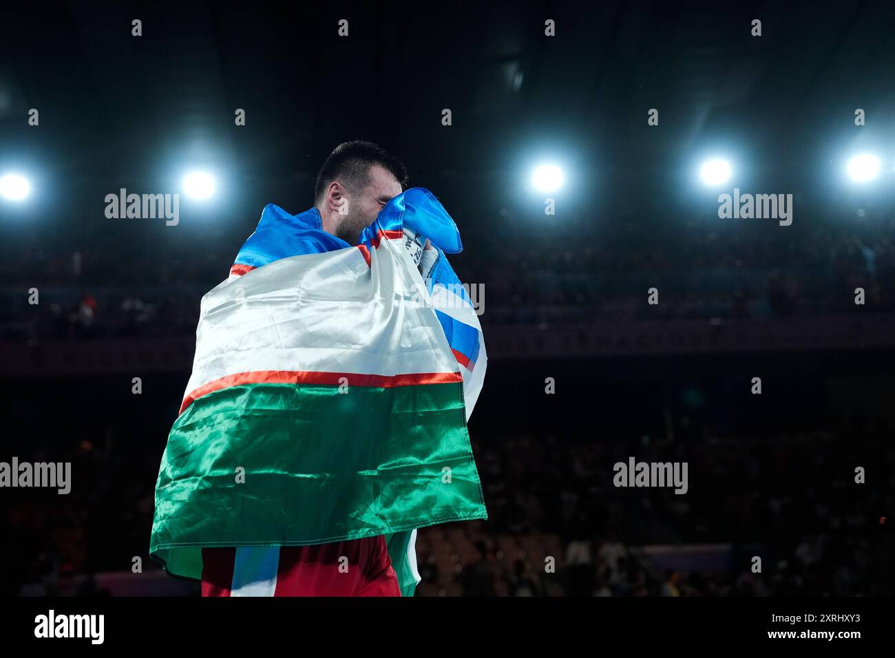 Uzbekistan's Bakhodir Jalolov celebrates winning gold after defeating ...