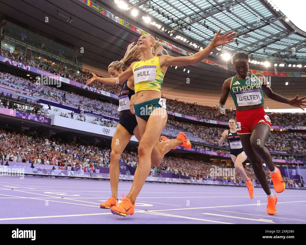 Paris, France. 10th Aug, 2024. Jessica Hull (C) of Australia competes ...