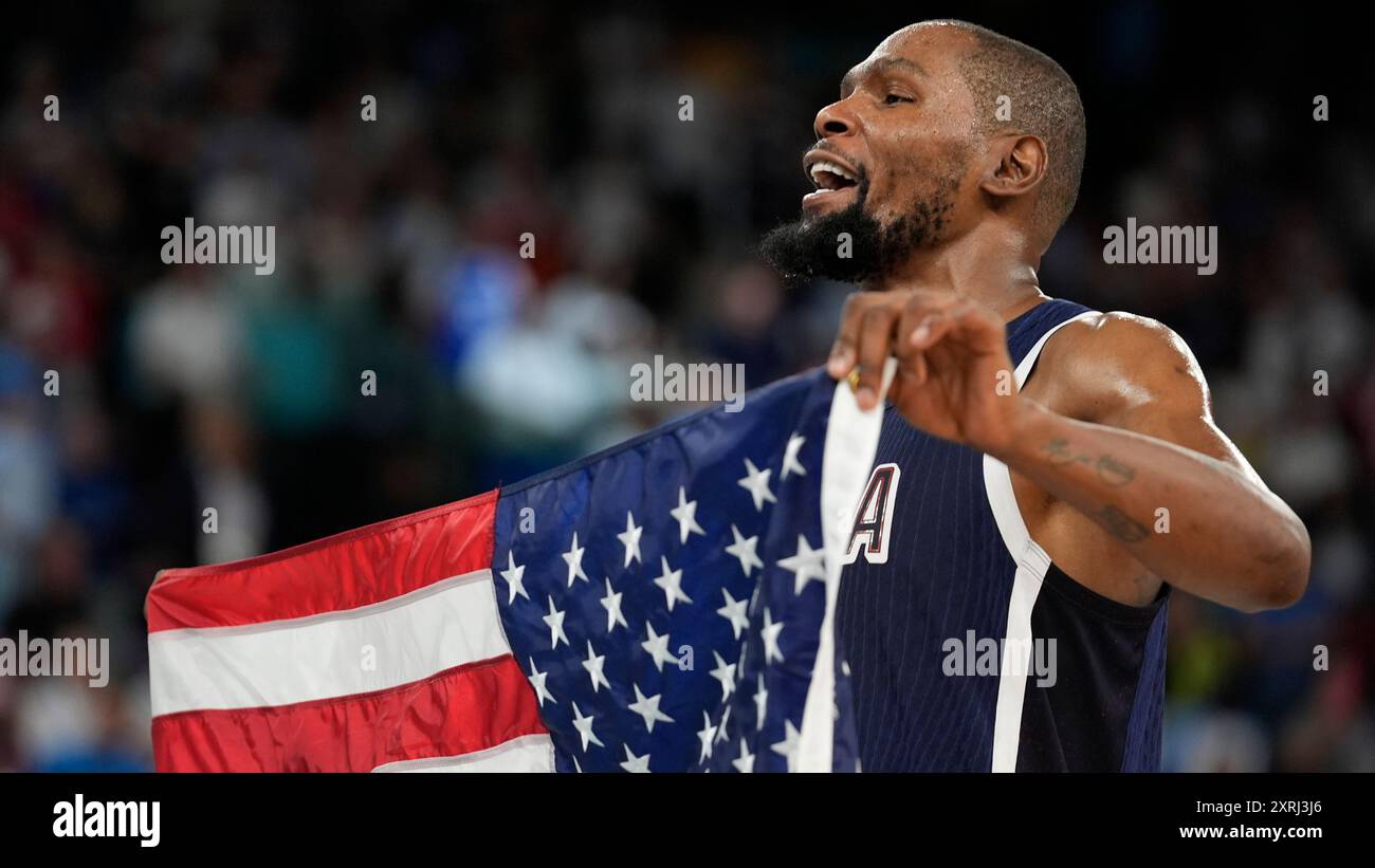 United States' Kevin Durant (7) celebrates after beating France to win ...