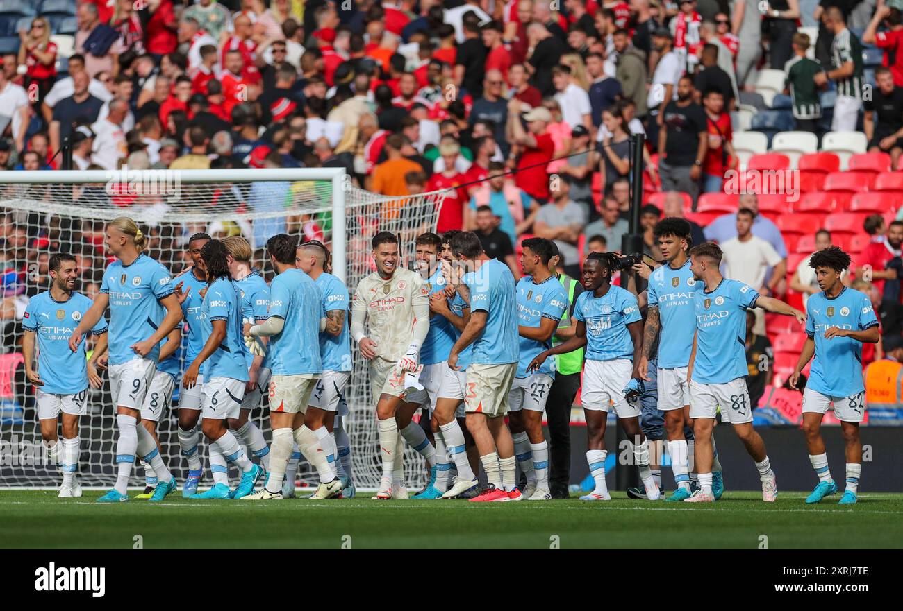 Fa community shield man united hi-res stock photography and images - Alamy