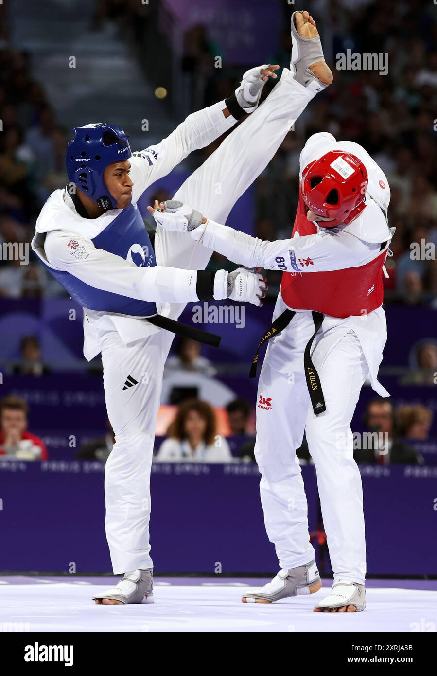 Paris, France. 10th Aug, 2024. Arian Salimi (in red) of Iran competes ...