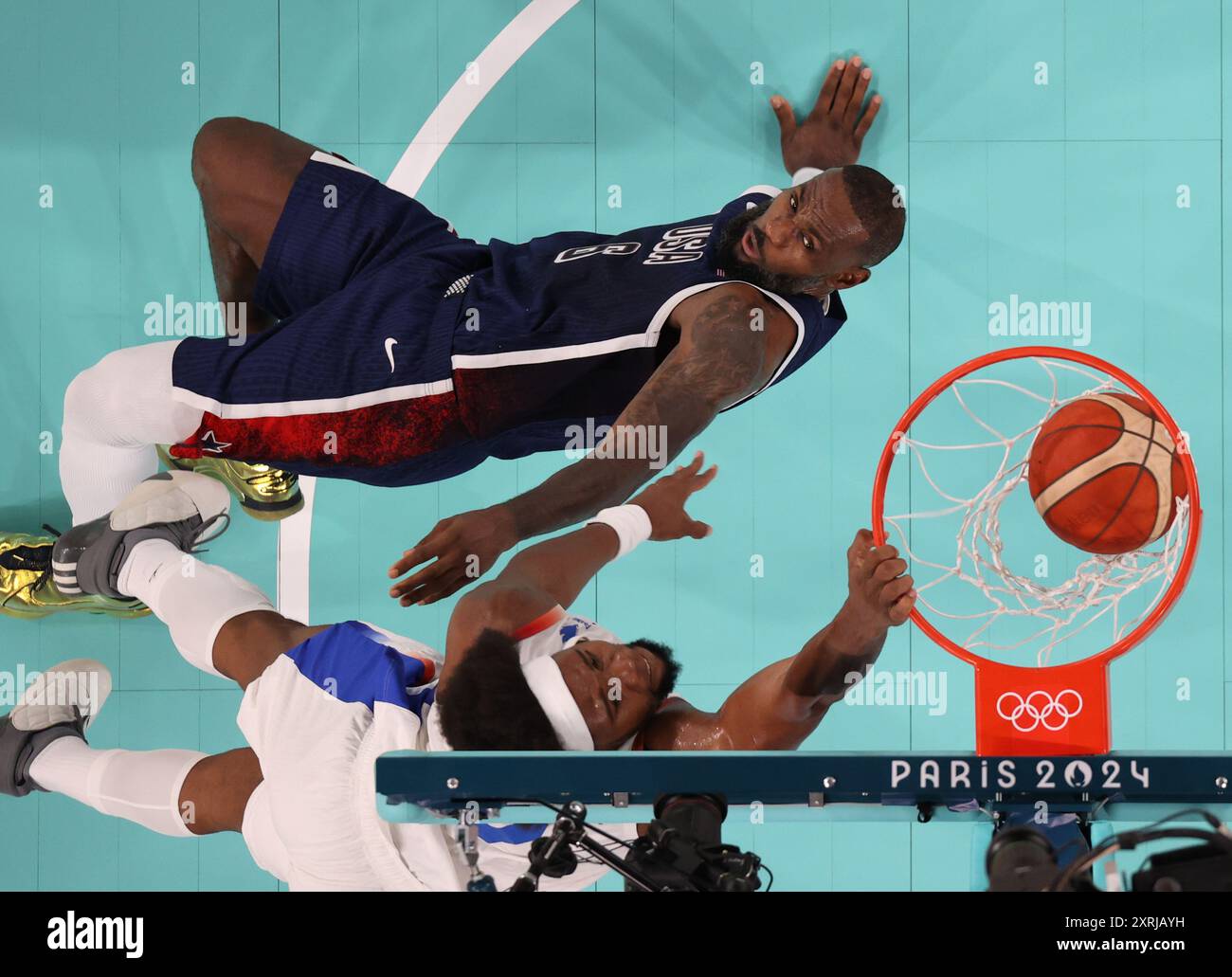 Paris, France. 10th Aug, 2024. Guerschon Yabusele of France dunks ...