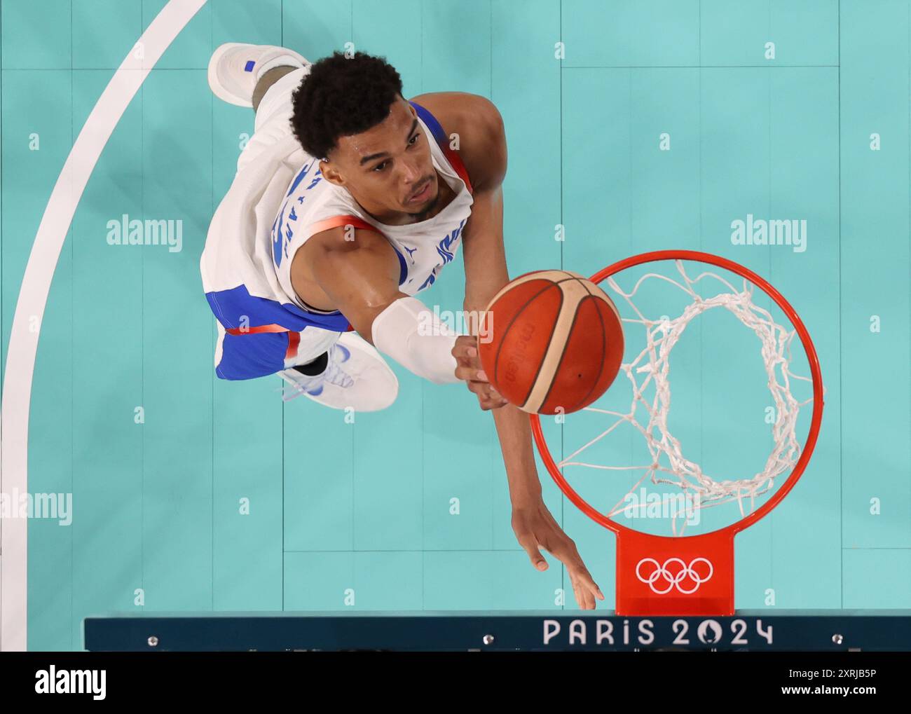 Paris, France. 10th Aug, 2024. Victor Wembanyama of France dunks during ...