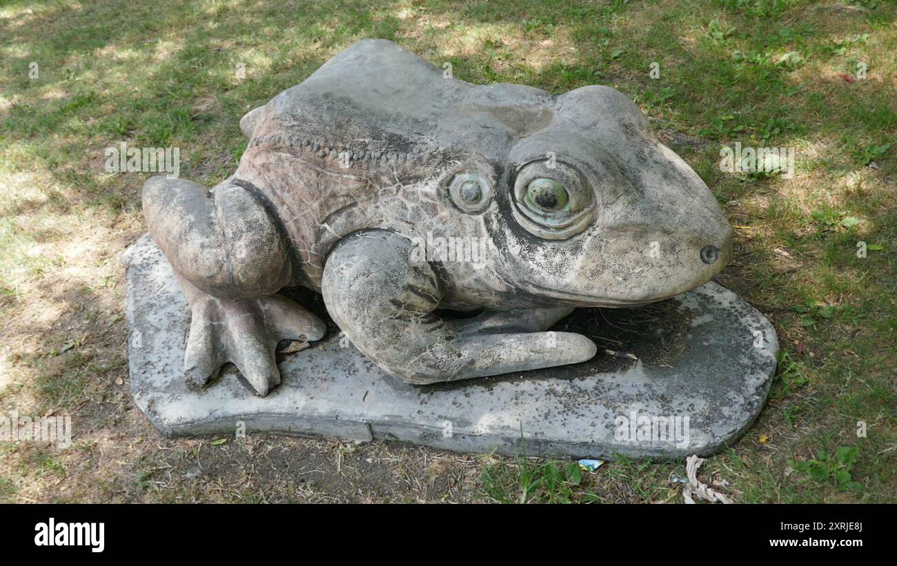 Los Angeles, California, USA 9th August 2024 Frog Statue in Exposition ...