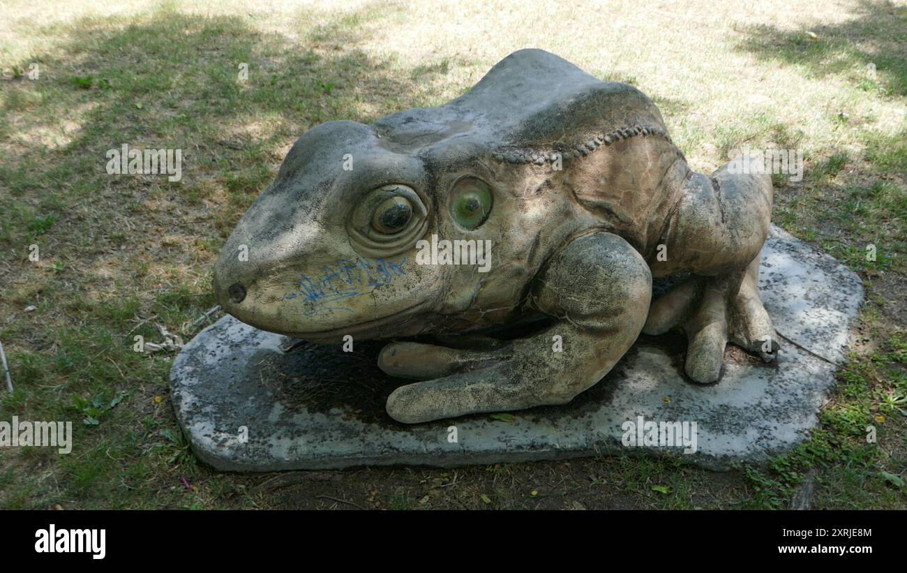 Los Angeles, California, USA 9th August 2024 Frog Statue in Exposition ...