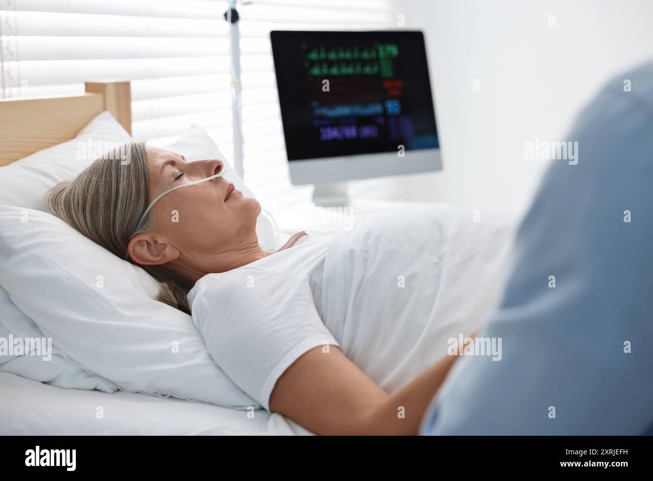 Man in hospital ecg hi-res stock photography and images - Alamy