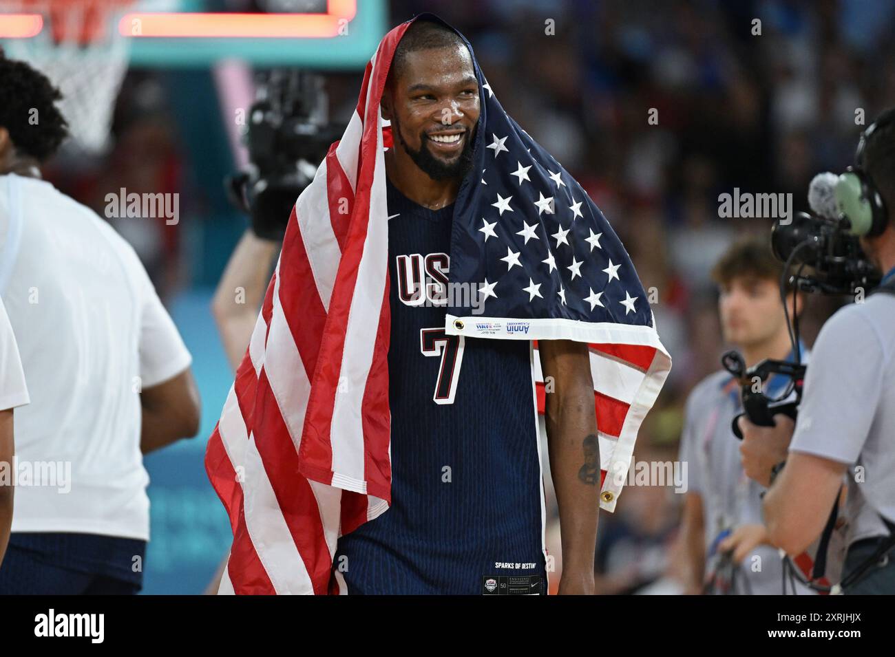 Paris, Fra. 10th Aug, 2024. Kevin Durant of Team USA covers himself ...