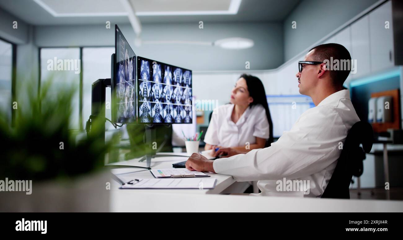 Doctor Screening Shoulder X Ray On Computer Stock Photo - Alamy