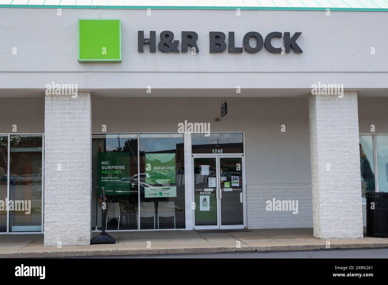 H&r block hi-res stock photography and images - Alamy