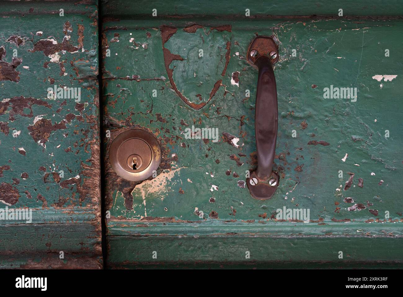 Copper handle and lock on an old green wooden door Stock Photo - Alamy