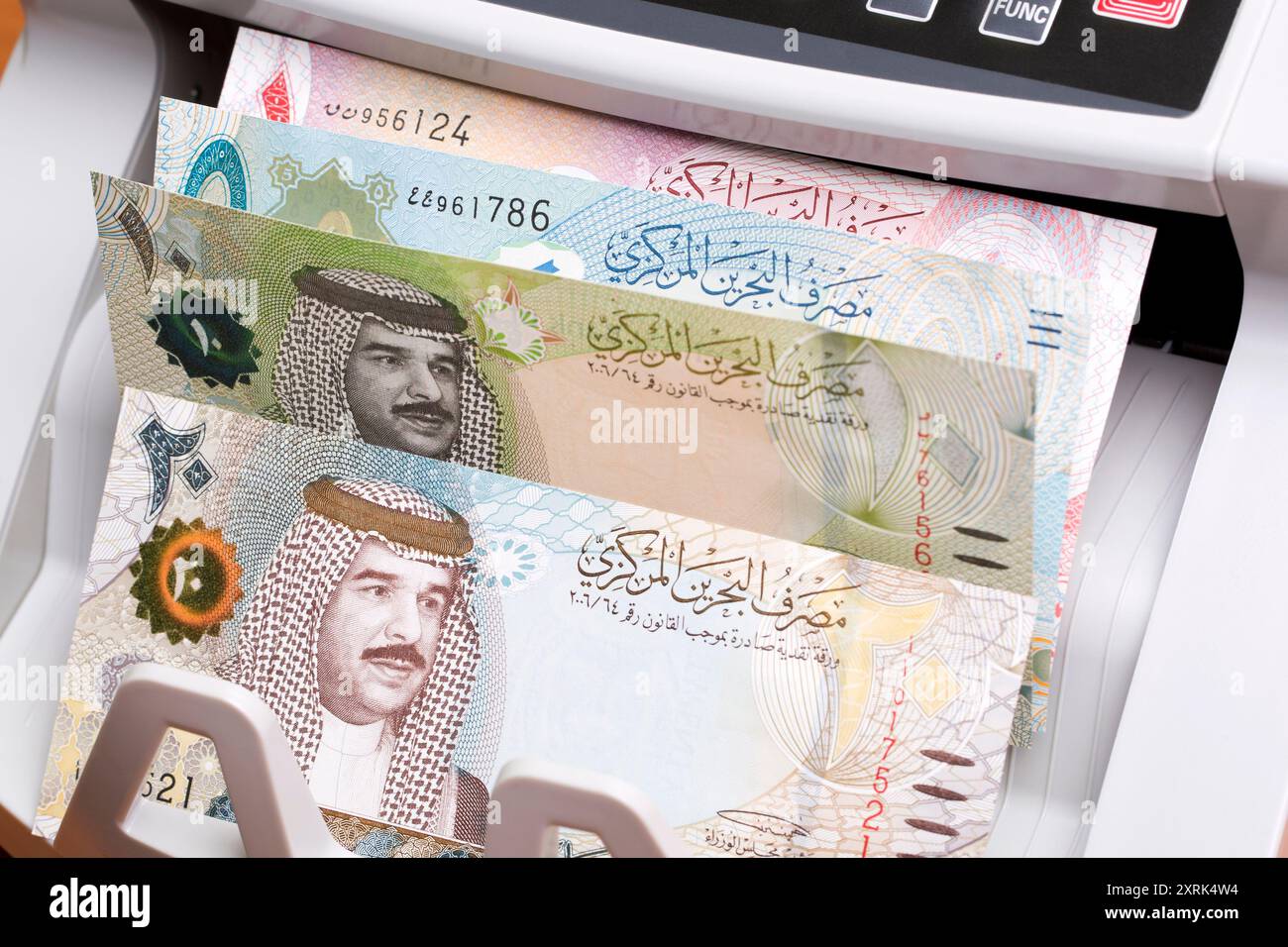 Bahraini money - dinar in the counting machine Stock Photo - Alamy