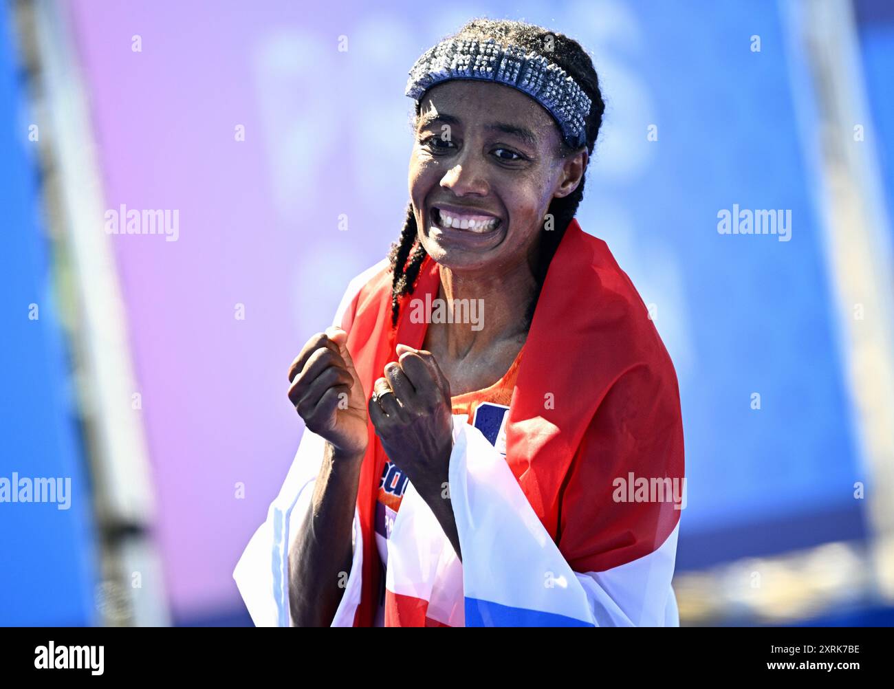 Paris, France. 11th Aug, 2024. Dutch Sifan Hassan celebrates as she ...