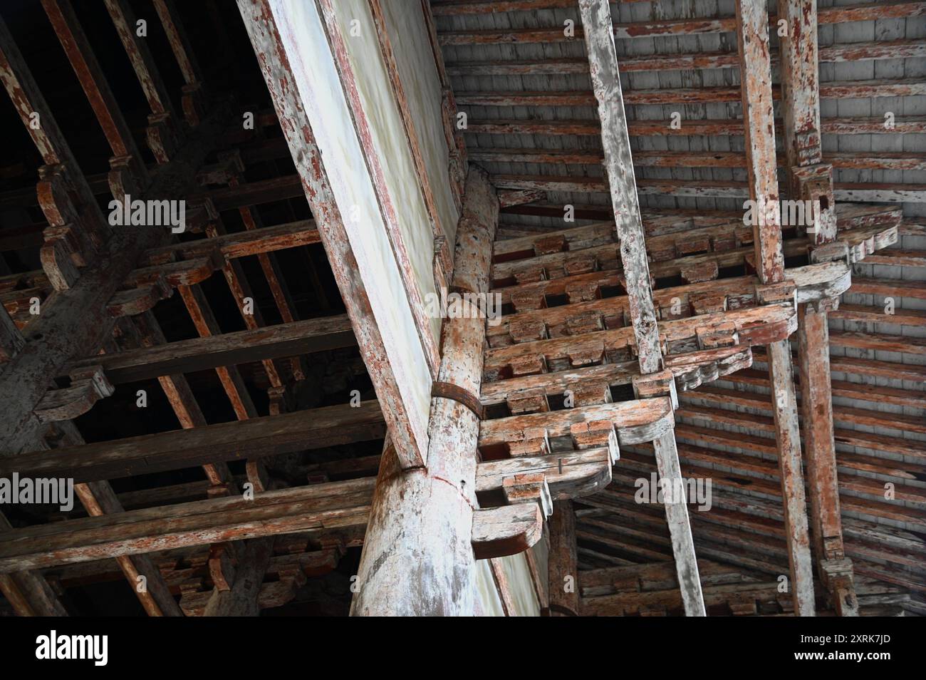 Woodwork on the exterior of the Daibutsu style Nandai-mon Great South ...