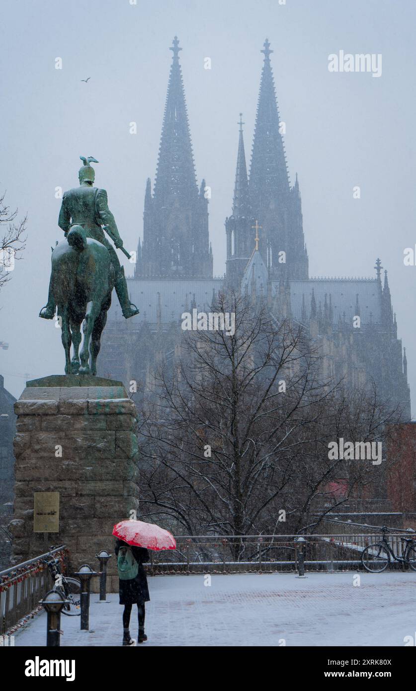 Snowfall in european city hi-res stock photography and images - Alamy