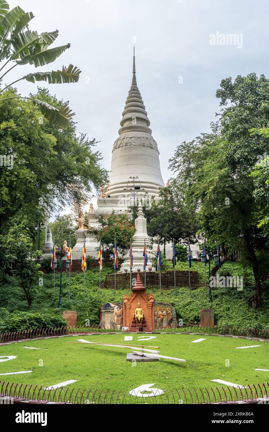 The Wat Phnom temple in Phnom Penh, Cambodia Stock Photo - Alamy