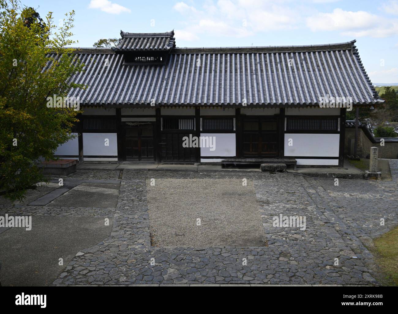 Landscape with scenic view of the Hon-dō (Main Hall) at Shin-Yakushi-ji ...