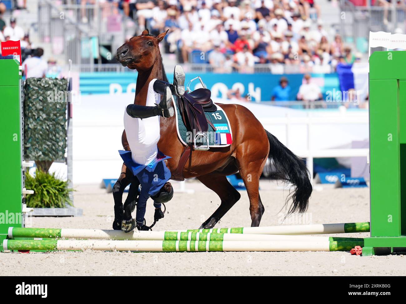 France's Marie Oteiza falls during the Women's Modern Pentathlon at ...