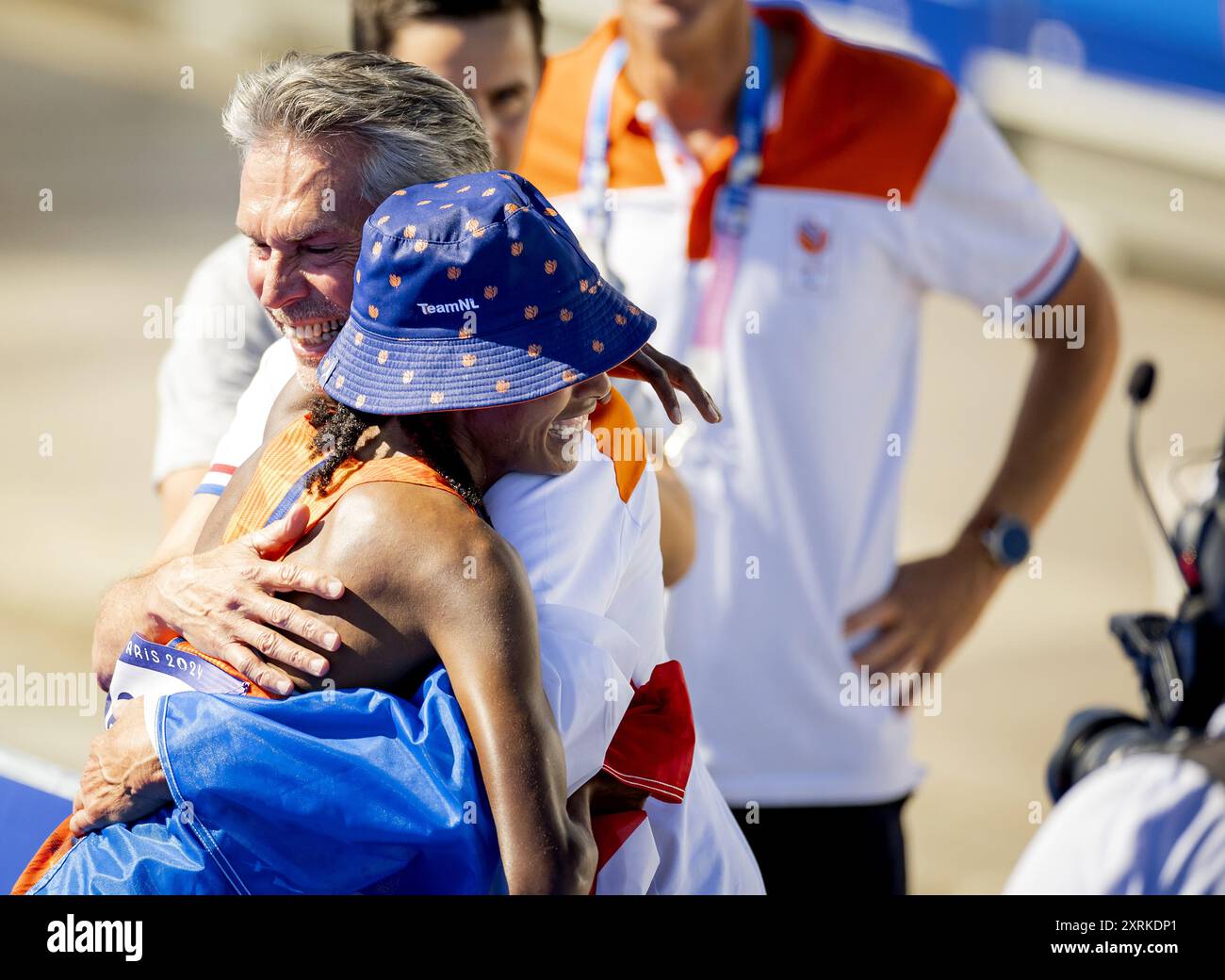 PARIS - Sifan Hassan with Prime Minister Dick Schoof after winning the ...