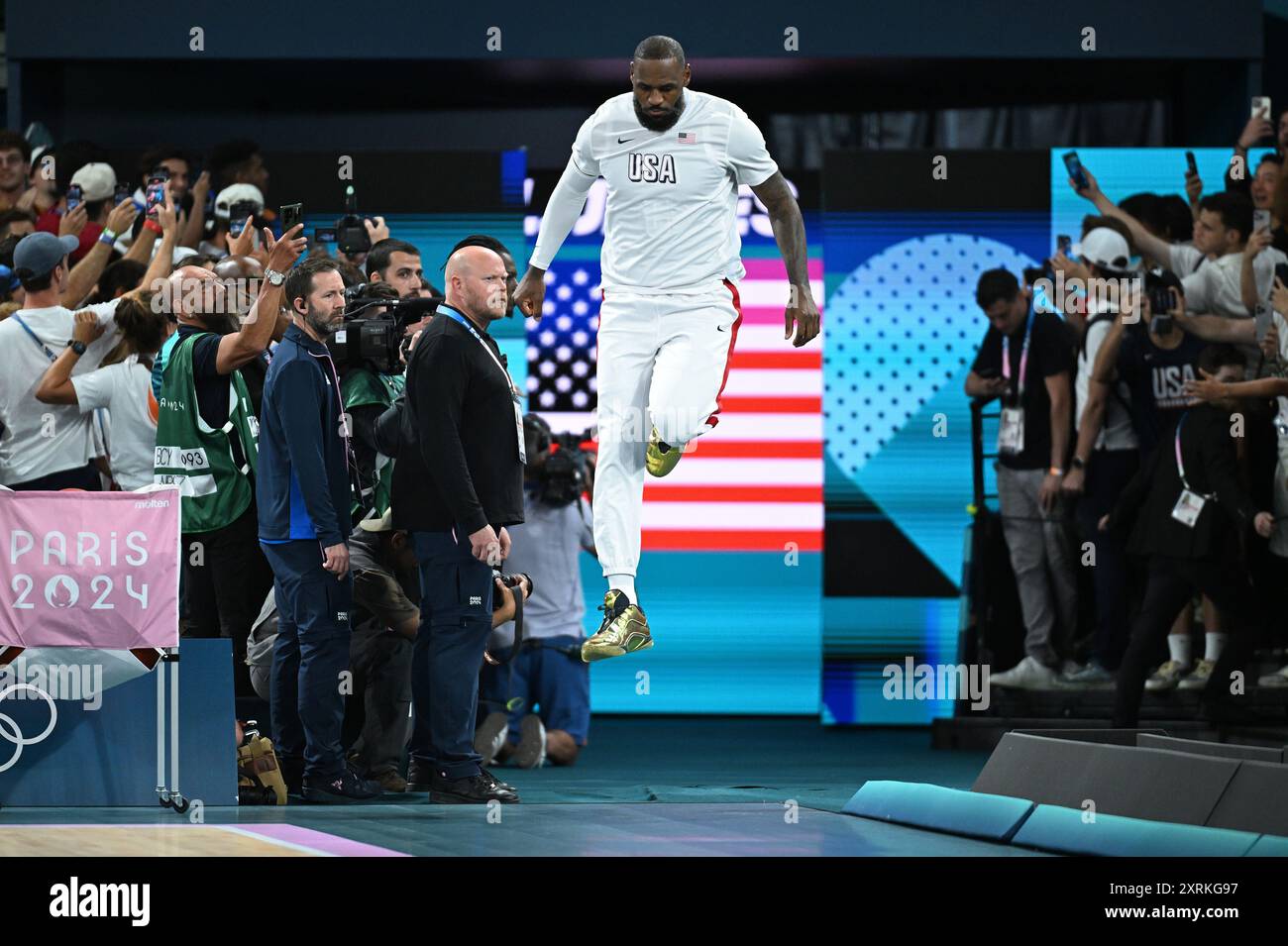 Lebron james on court hi-res stock photography and images - Alamy