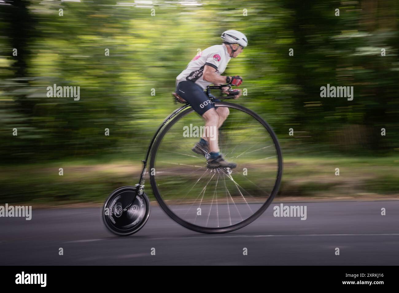 Beachy Head, East Sussex, UK. 11th Aug, 2024. Competitors take part in ...