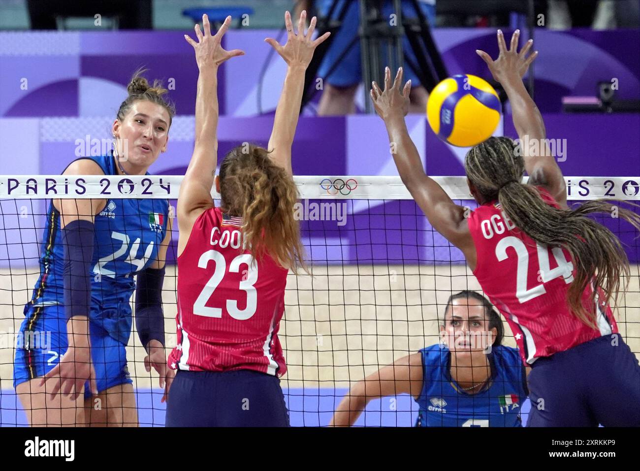 2024 summer olympics paris volleyball hi-res stock photography and ...