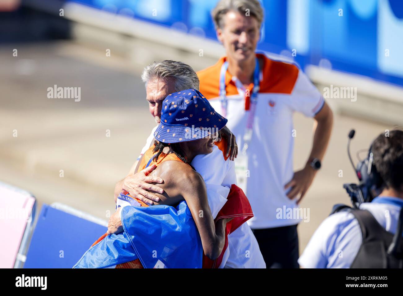 PARIS - Sifan Hassan with Prime Minister Dick Schoof after winning the ...