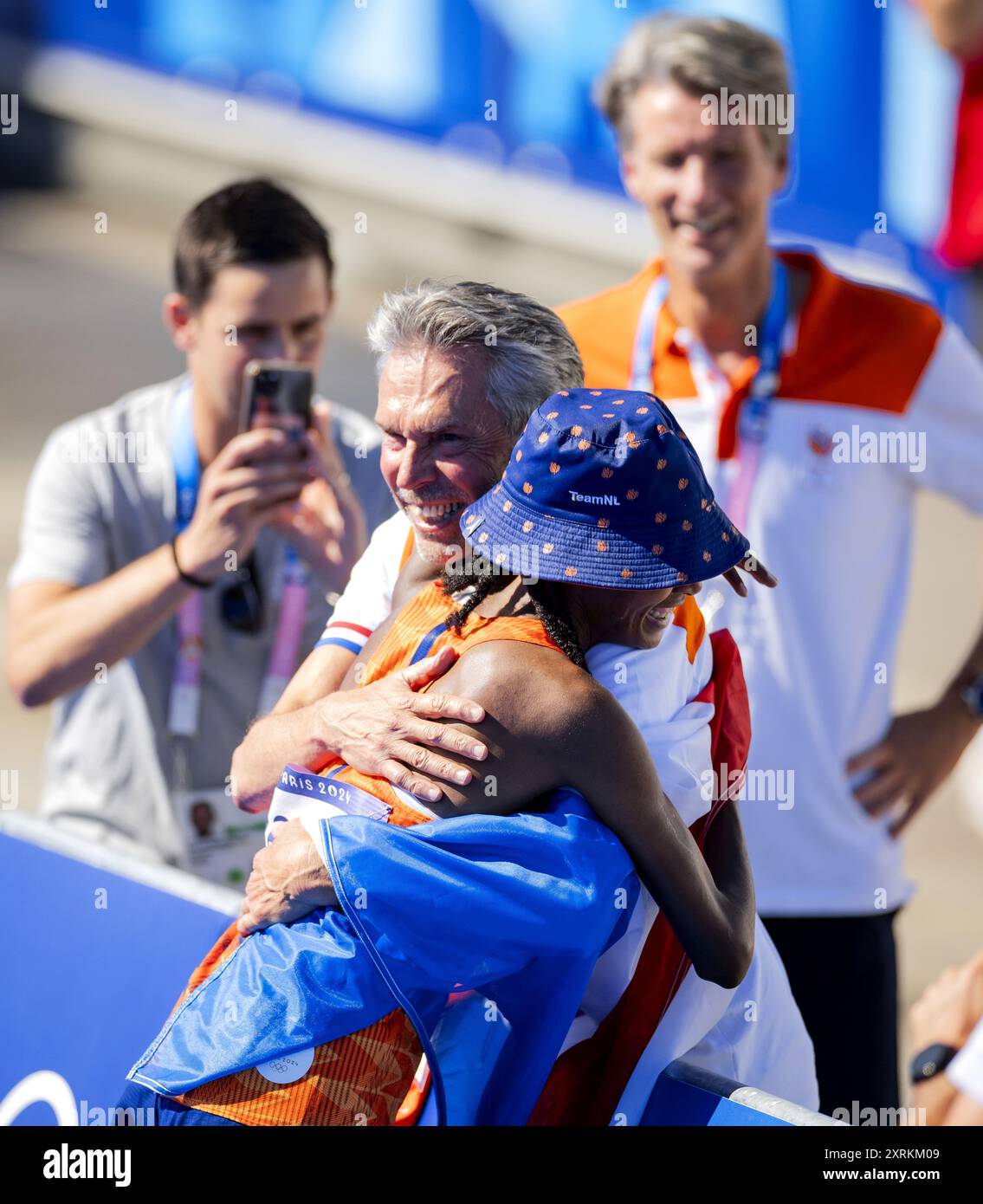 PARIS - Sifan Hassan with Prime Minister Dick Schoof after winning the ...