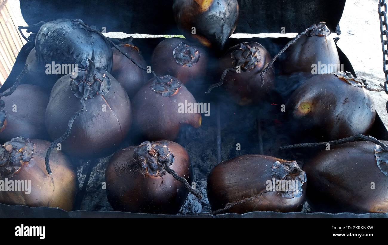 Cutting green coconuts hi-res stock photography and images - Alamy