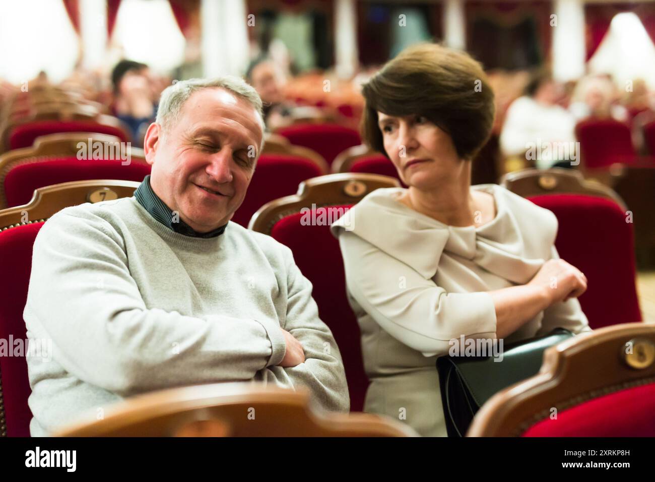 Sleeping audience theatre hi-res stock photography and images - Alamy