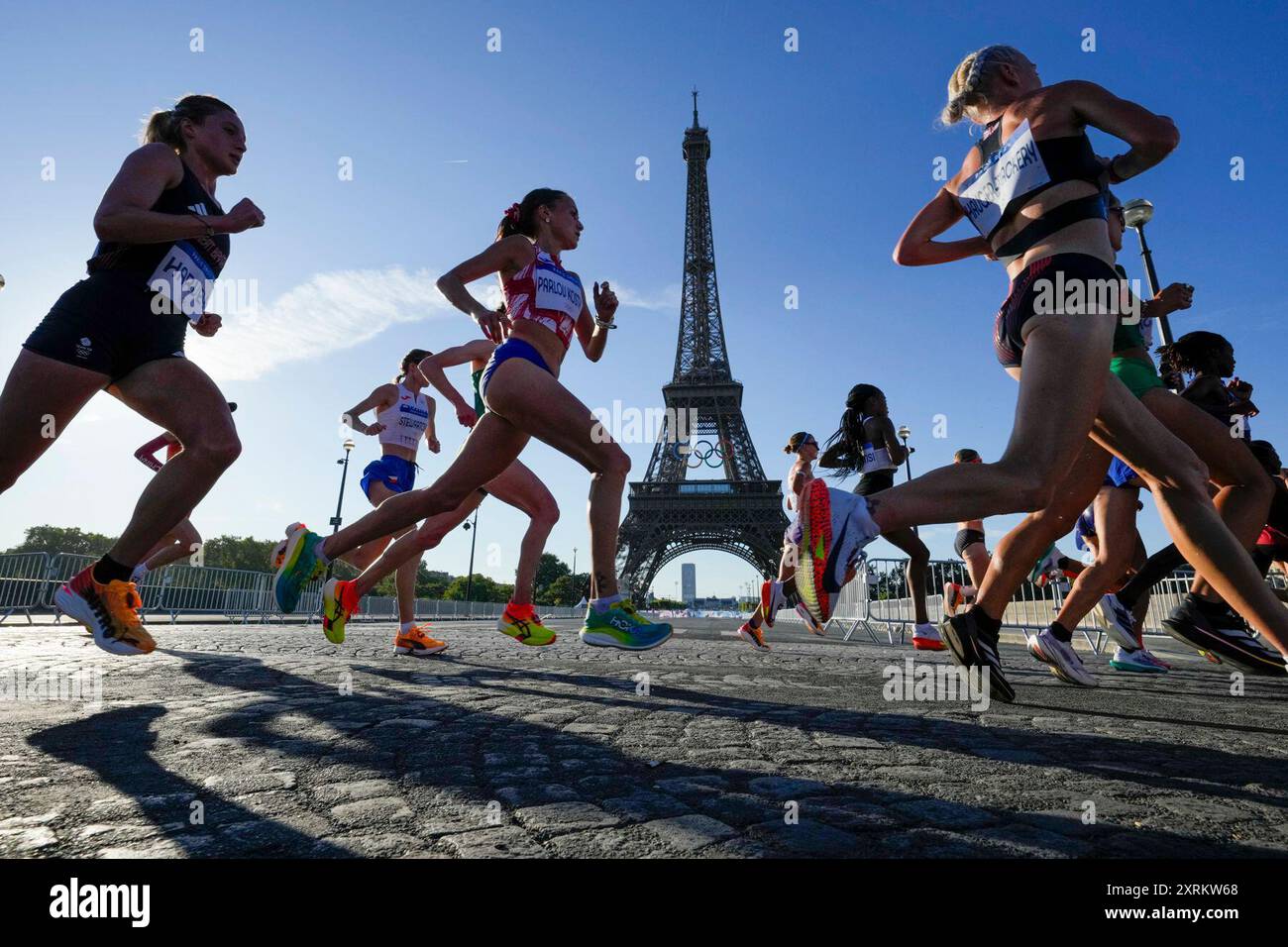 Paris, France. 11th Aug, 2024. Competitors run past the Eiffel Tower ...