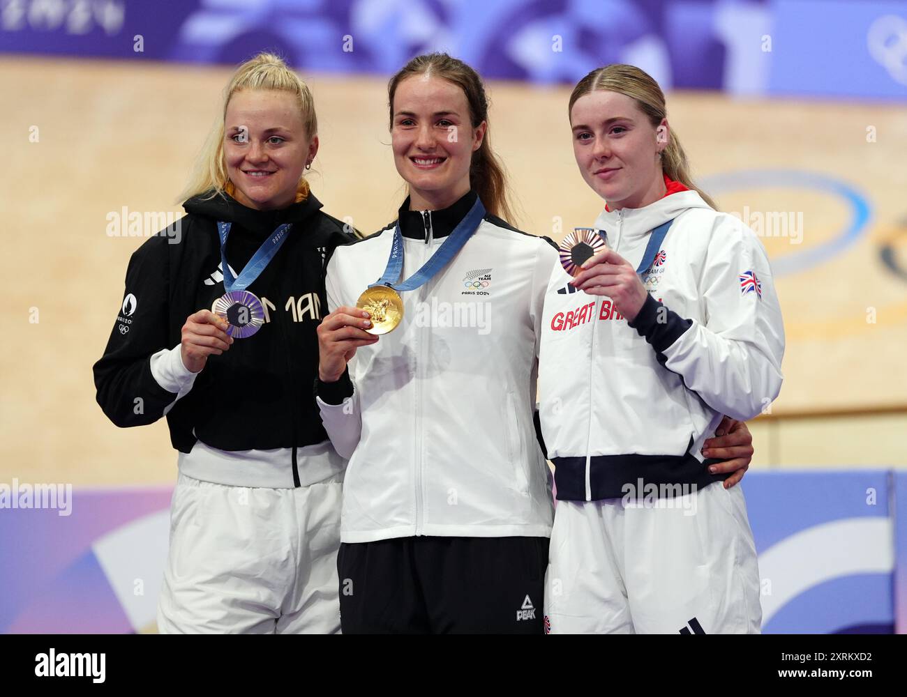 Great Britain's Emma Finucane with her bronze medal alongside New ...