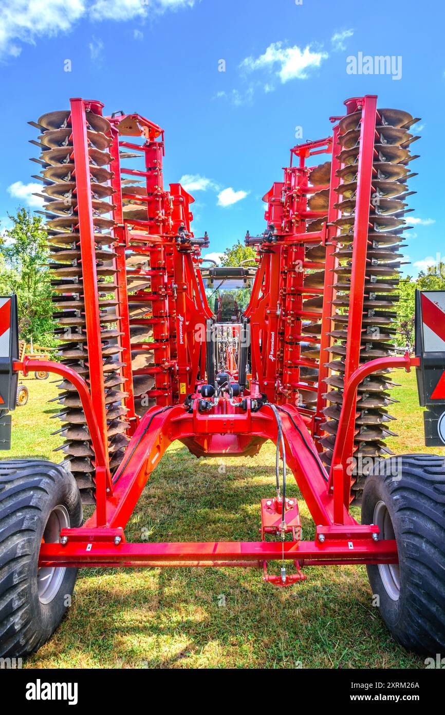 Kverneland Qualidisc Pro harrow cultivator machine at country fair ...