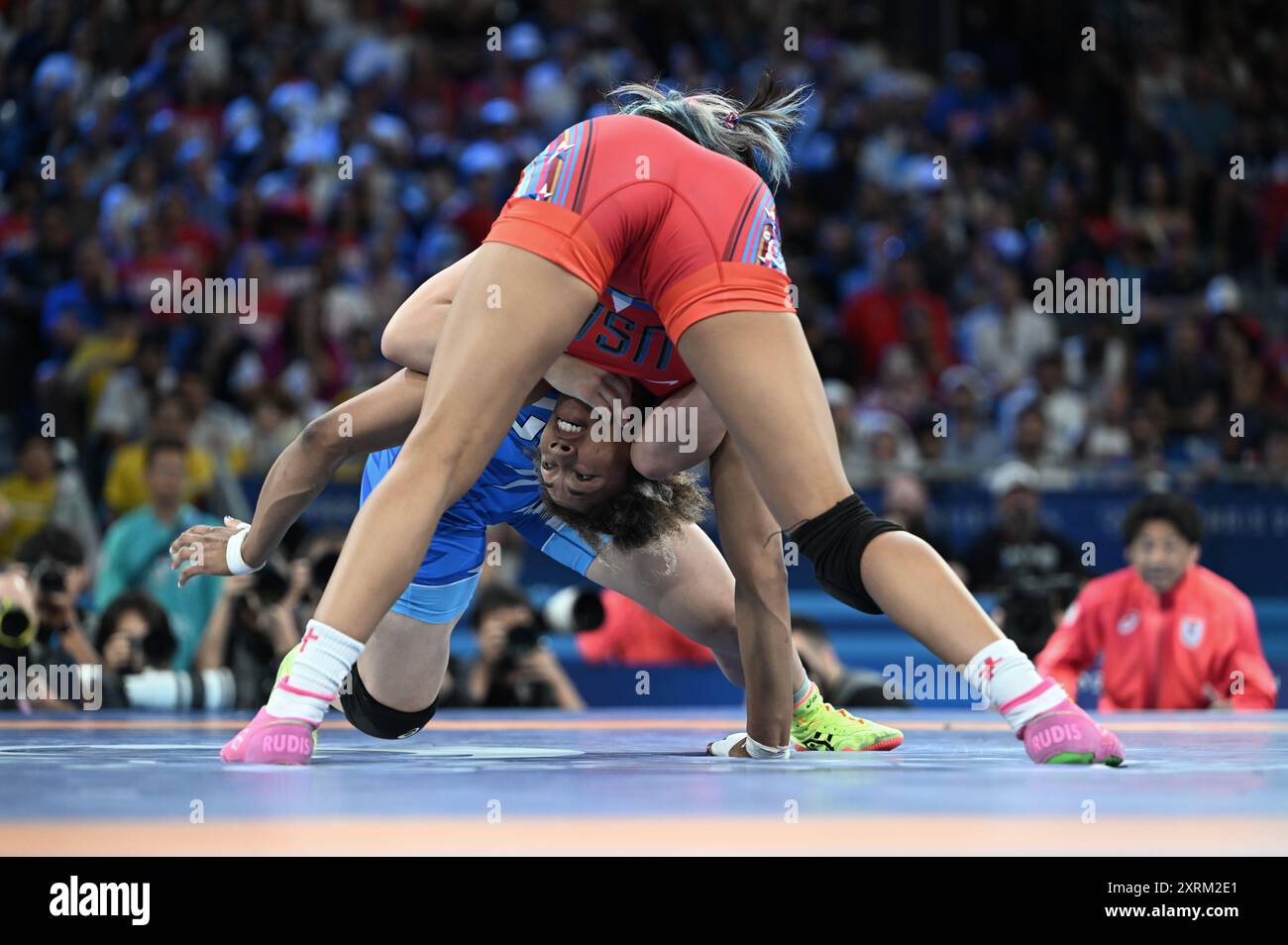 Paris, France. 11th Aug, 2024. Kagami Yuka (back) of Japan competes ...