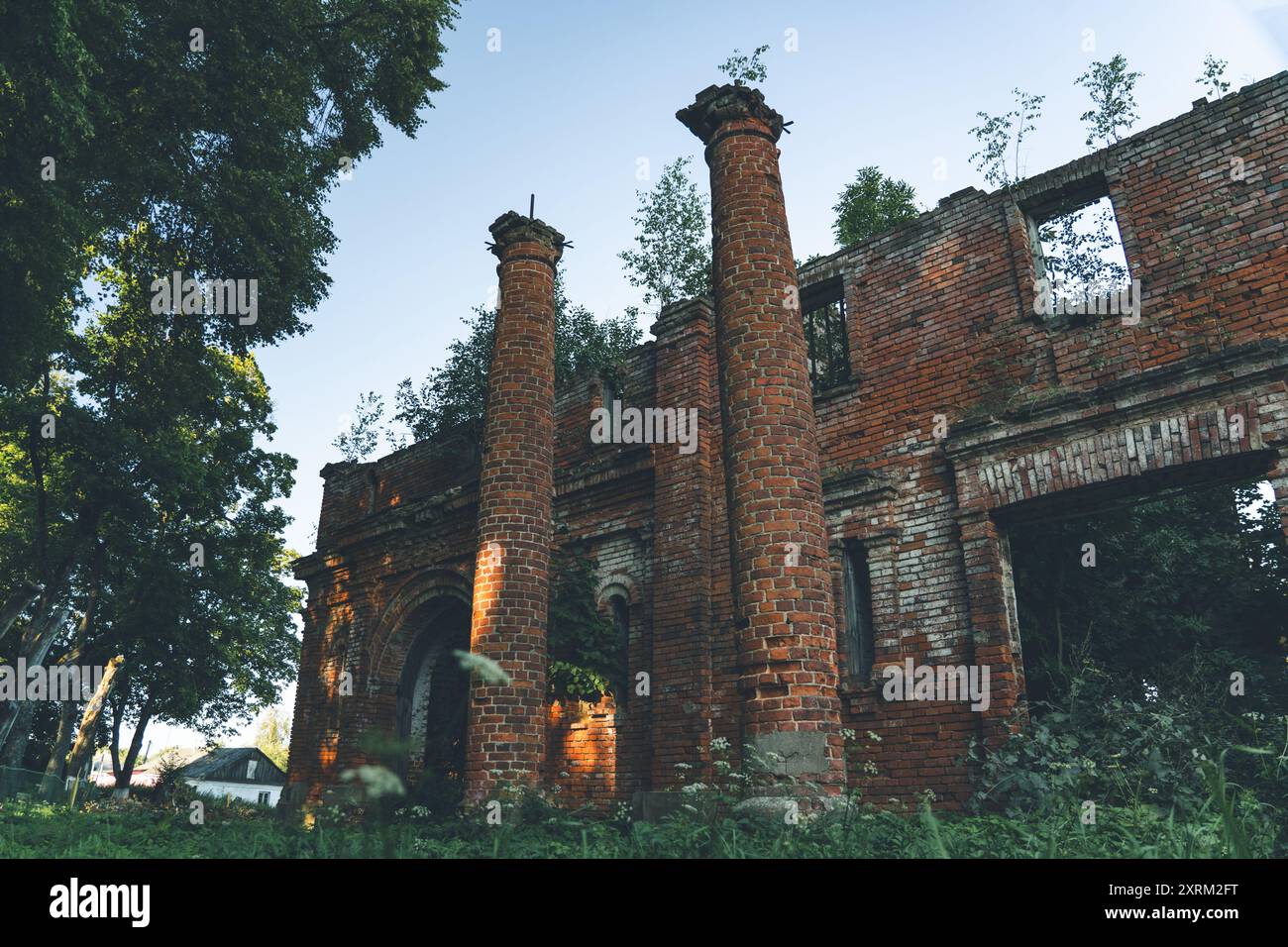 Destroyed brick pillars hi-res stock photography and images - Alamy