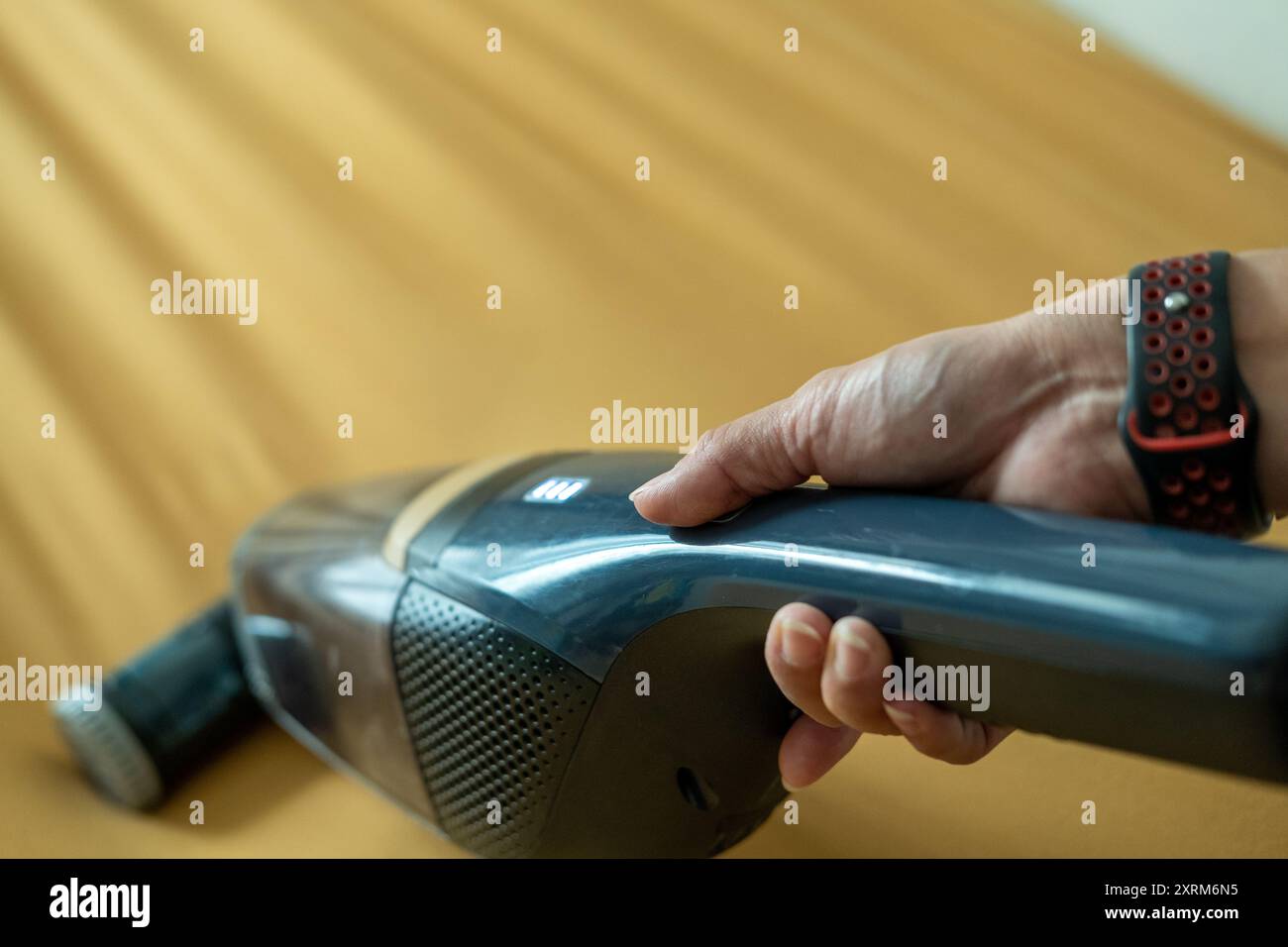 Asian woman vacuuming hi-res stock photography and images - Alamy