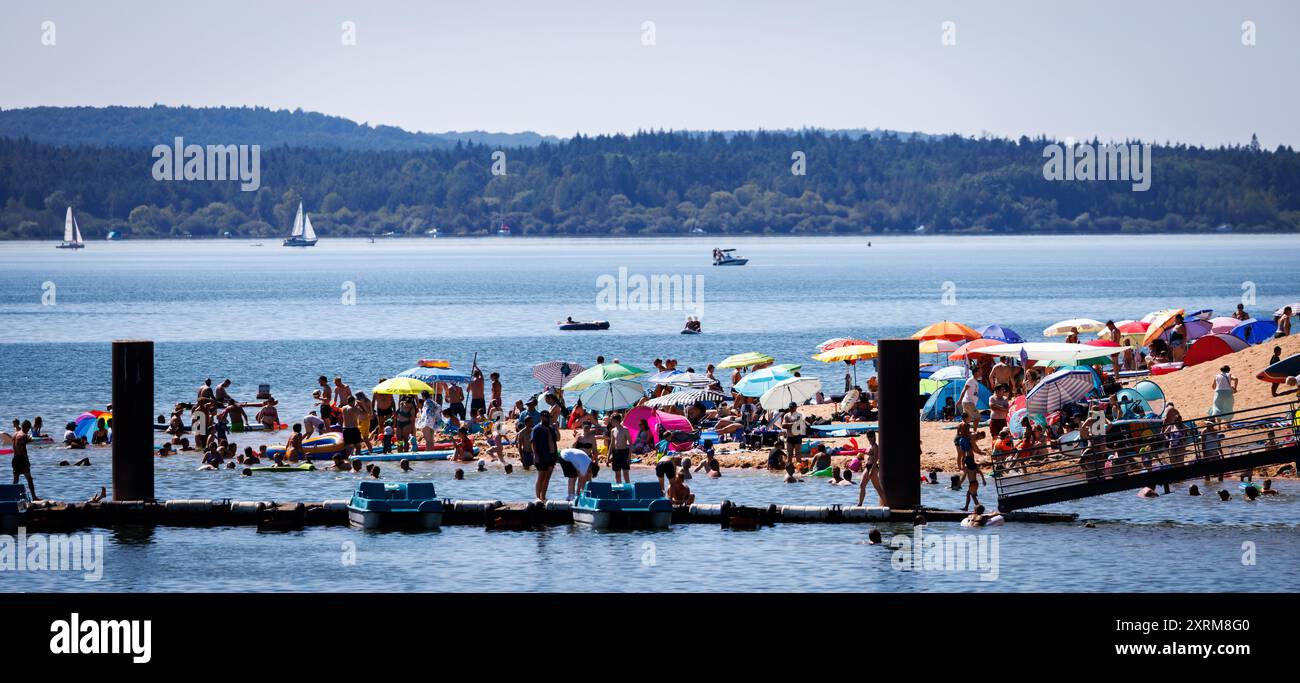 Allmannsdorf, Germany. 11th Aug, 2024. Numerous people spend time on ...